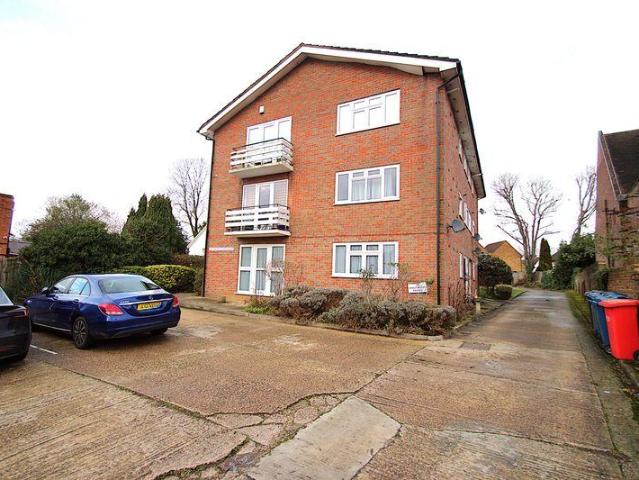 Elm Park Road, Pinner 2 bed apartment to rent £1,695 pcm £391 pw