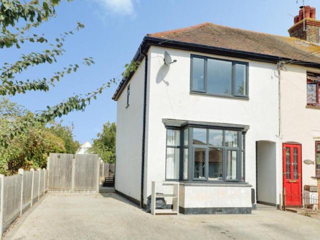 Elm Road, Benfleet, SS7 3 bed end of terrace house to rent £1,950 pcm £450 pw