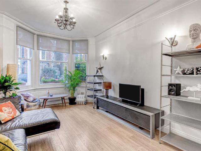 Elm Road, East Sheen, SW14 2 bed flat to rent £2,350 pcm £542 pw