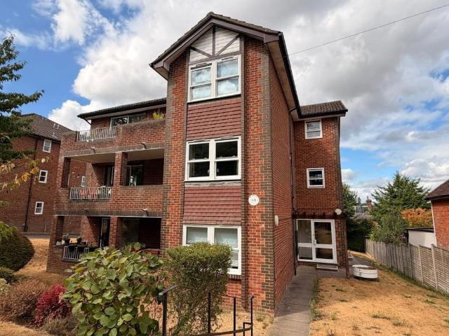 Elm Road, Redhill 2 bed flat to rent £1,500 pcm £346 pw