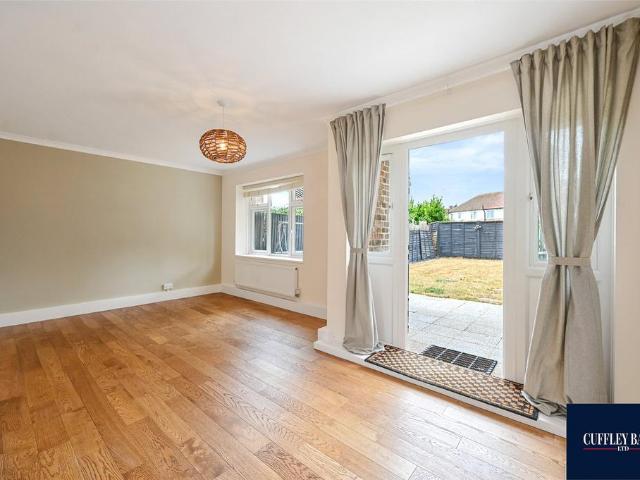 Elm Tree Close, Northolt, Middlesex, UB5 2 bed apartment to rent £2,000 pcm £462 pw