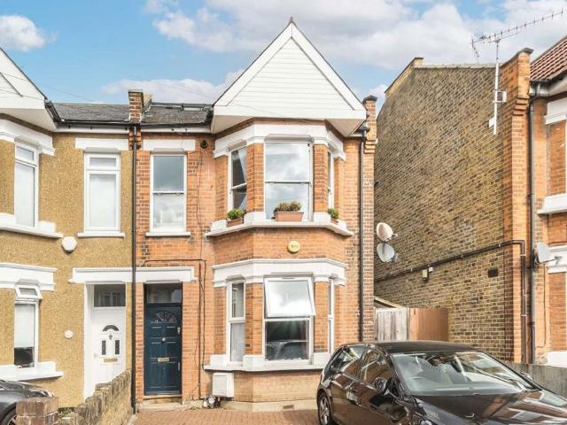 Elm Villas, London W7 2 bed flat to rent £2,448 pcm £565 pw
