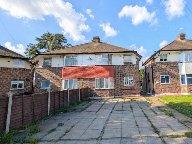 Elmcroft Close, Feltham TW14, 2 bed property to rent, £1,700 pcm | PrimeLocation