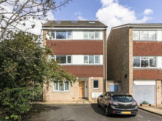 Elmcroft Close, London W5 1 bed flat to rent £1,650 pcm £381 pw