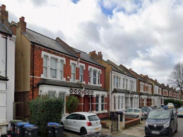 Elmdale Road, Arnos Grove, Finchley. 2 bed flat to rent £2,167 pcm £500 pw