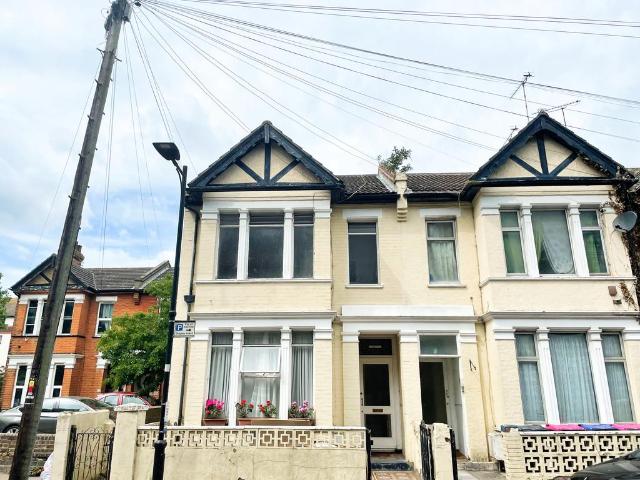 Elmer Avenue, Southend On Sea SS1 3 bed flat to rent £1,275 pcm £294 pw