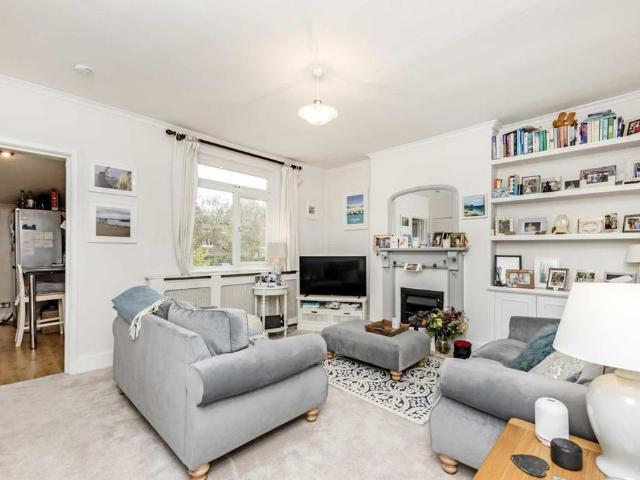 Elmers Drive, Teddington TW11 2 bed flat to rent £1,995 pcm £460 pw