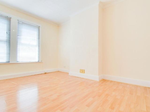 Elmers End Road, Beckenham, BR3 2 bed flat to rent £1,600 pcm £369 pw