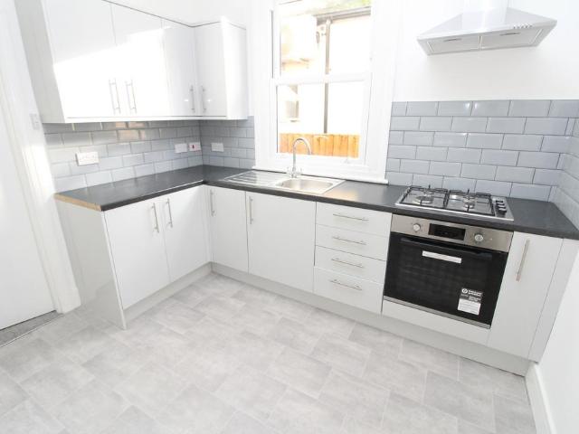 Elmers End Road, Beckenham BR3 3 bed maisonette to rent £2,300 pcm £531 pw