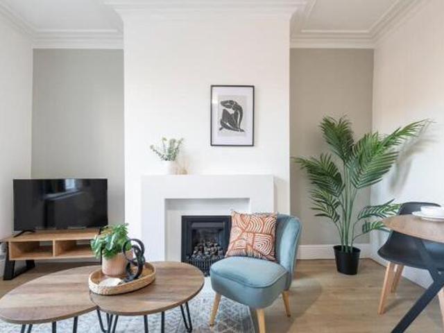 Elmfield Grove, Leeds, 2 Bedroom Flat