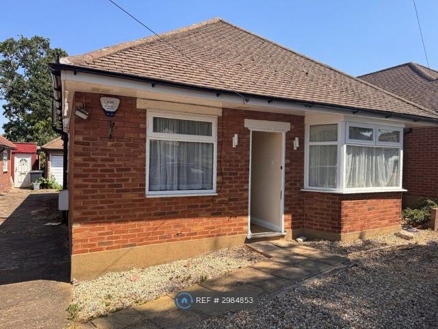 Elmfield Road, Potters Bar EN6, 3 bed bungalow to rent, £2,500 pcm | PrimeLocation