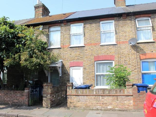 Elmfield Road, Southall 3 bed terraced house to rent £2,300 pcm £531 pw