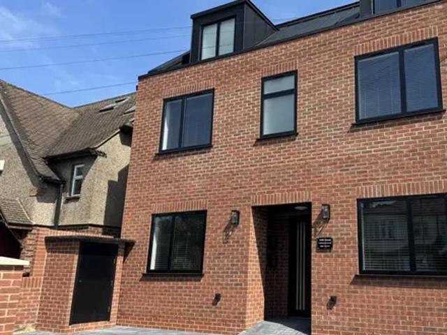 Elmhurst Avenue, Lonesome, London, CR4 2HN, United Kingdom | 2 bed apartment for rent #128032600 | Rentberry