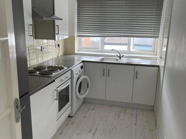 Elmhurst Avenue, Mitcham 2 bed flat to rent £1,800 pcm £415 pw