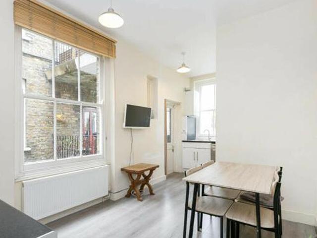 Elmhurst Mansions, Edgeley Road, 2 Bedroom Flat