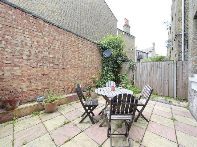 Elmhurst Mansions, London SW4 2 bed flat to rent £2,500 pcm £577 pw