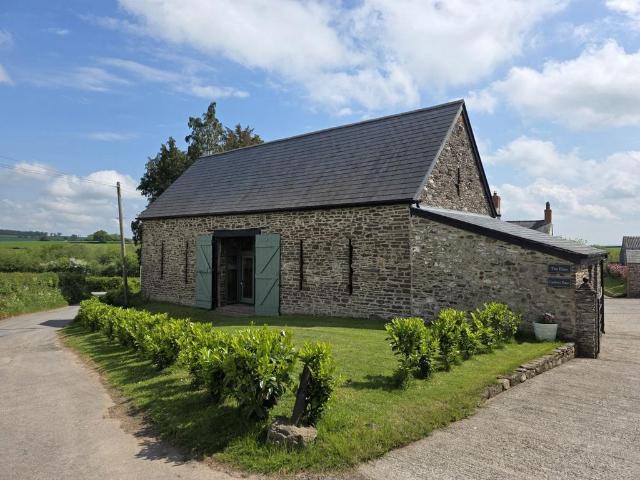 Elms Lane, Llantilio Pertholey. 3 bed barn conversion to rent £1,850 pcm £427 pw