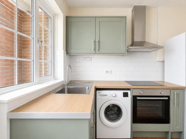 Elms Parade, Botley 3 bed apartment to rent £1,800 pcm £415 pw