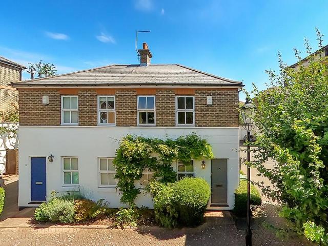 Elms Road, Abbeville Village, London. 2 bed house to rent £2,950 pcm £681 pw