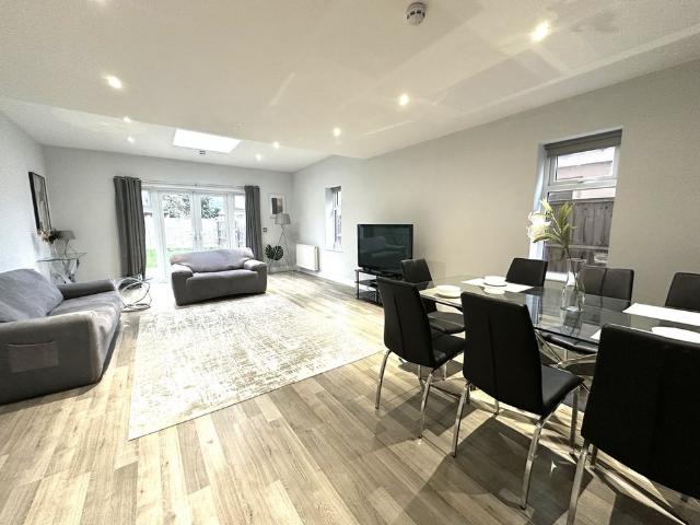 Elmshott Lane, Slough