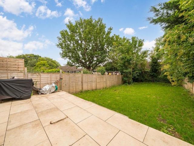 Elmshurst Crescent, London N2 3 bed terraced house to rent £2,900 pcm £669 pw