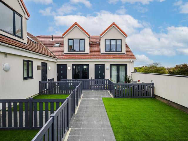 Elmsleigh Drive, Leigh on Sea, SS9 2 bed flat to rent £1,750 pcm £404 pw