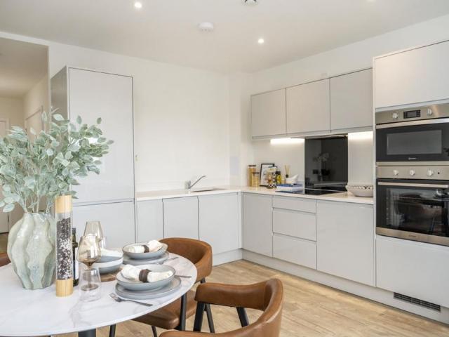 Elmsleigh Road Staines TW18 1 bed apartment to rent £1,850 pcm £427 pw