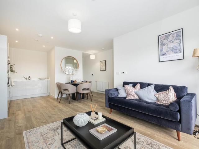 Elmsleigh Road Staines TW18 1 bed apartment to rent £1,855 pcm £428 pw