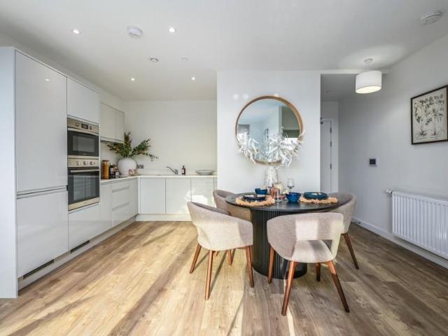 Elmsleigh Road, Staines TW18 1 bed flat to rent £1,739 pcm £401 pw