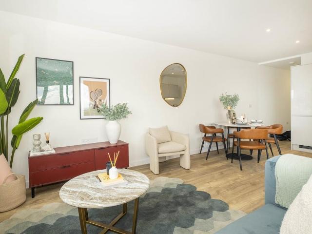 Elmsleigh Road Staines TW18 2 bed apartment to rent £2,149 pcm £496 pw