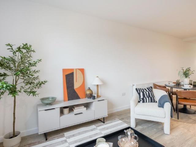Elmsleigh Road Staines TW18 2 bed apartment to rent £2,190 pcm £505 pw