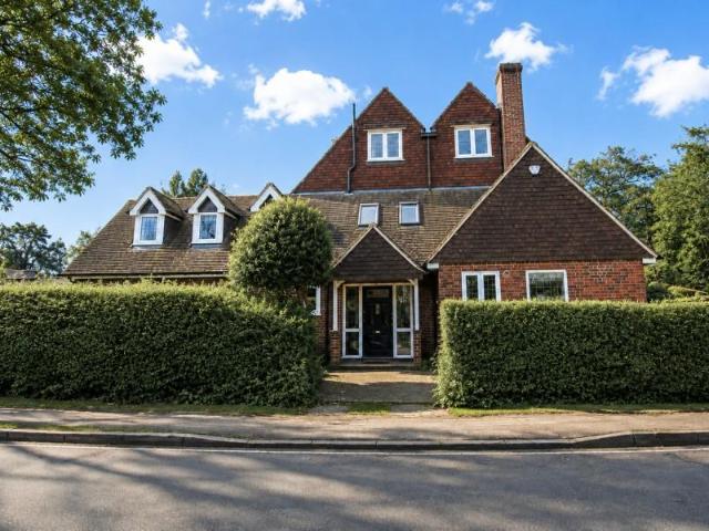 Elmstead Road, West Byfleet KT14 5 bed semi detached house to rent £3,500 pcm £808 pw