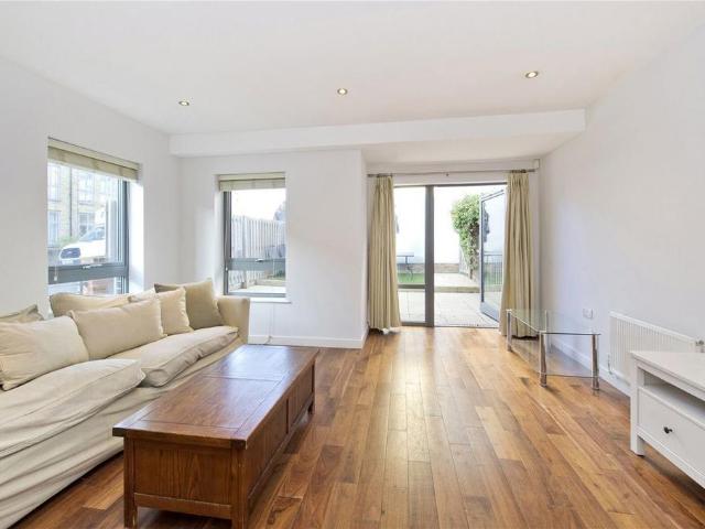 Elbe Street, London SW6 3 bed house to rent £4,250 pcm £981 pw