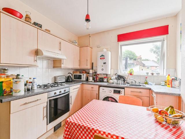 Elcot Avenue, Peckham, London, SE15 1 bed flat to rent £1,800 pcm £415 pw
