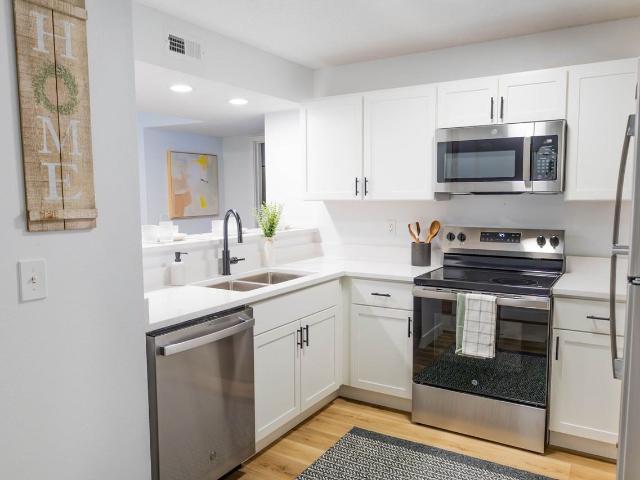Elevate Apartments at Hawkeye 4 Bedroom Apartment for Rent at 6025 Donegal Cir, Waterloo, IA 50701