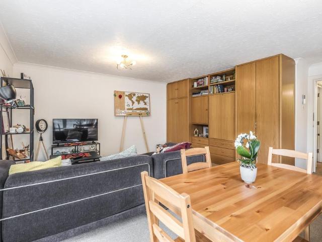 Eleanor Close, Surrey Quays, London. 1 bed flat to rent £2,150 pcm £496 pw