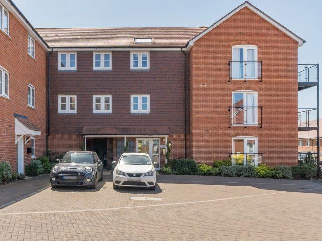Electric Close, Godalming, Surrey GU7, 1 bed flat to rent, £1,350 pcm | PrimeLocation