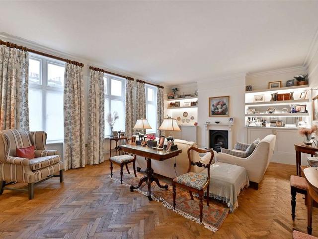 Elegant mid terrace first and second floor maisonette in central Windsor with private ground floor entrance