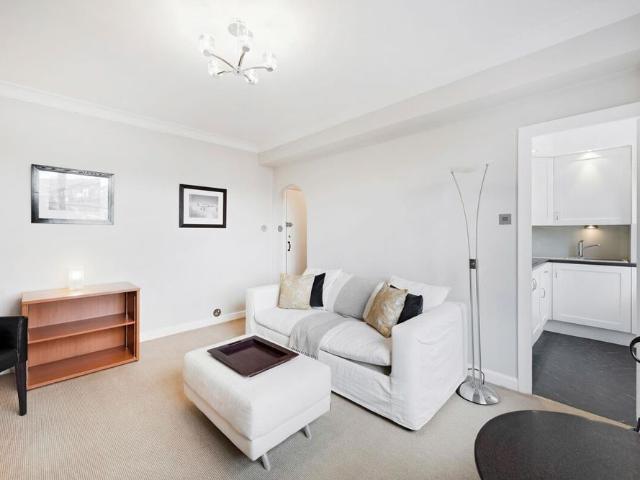 Elegant one bedroom living in the heart of Mayfair, W1