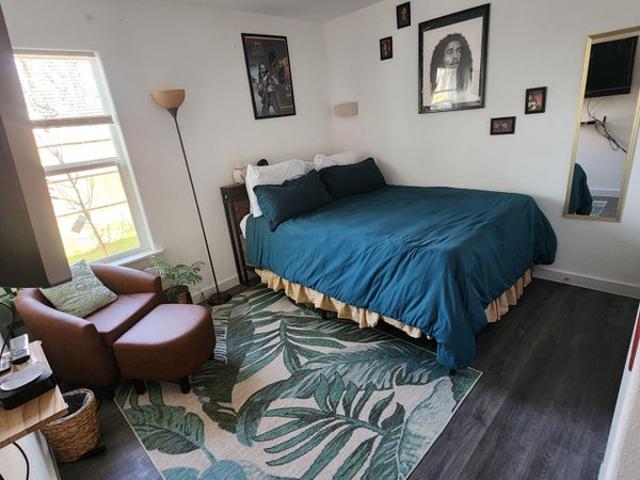 ELEGANT BEDROOM W PRIVATE BATHROOM IN DUPLEX HOME