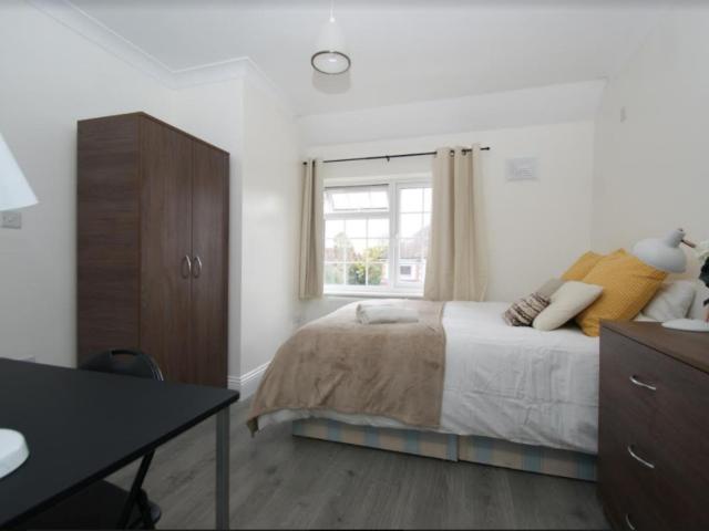 Elegant double ensuite bedroom in Ealing Has a Room