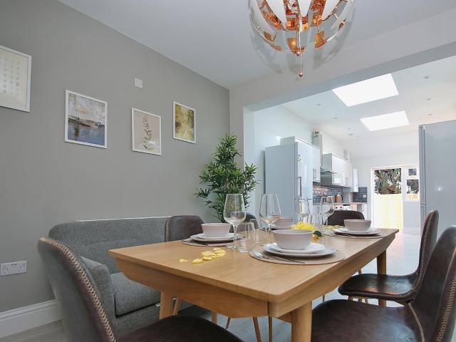 Elegant double ensuite bedroom in Ealing Has a Room