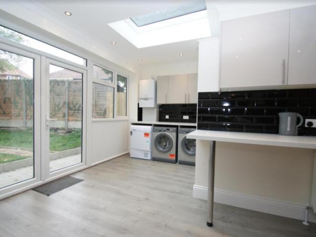 Elegant double ensuite bedroom in Ealing Has a Room