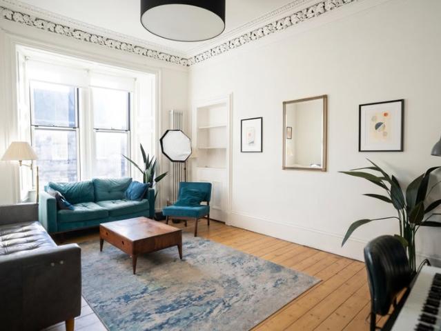 Elegant furnished period flat in Edinburgh