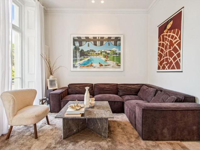 Elegant first floor apartment with balcony in prime South Kensington garden square