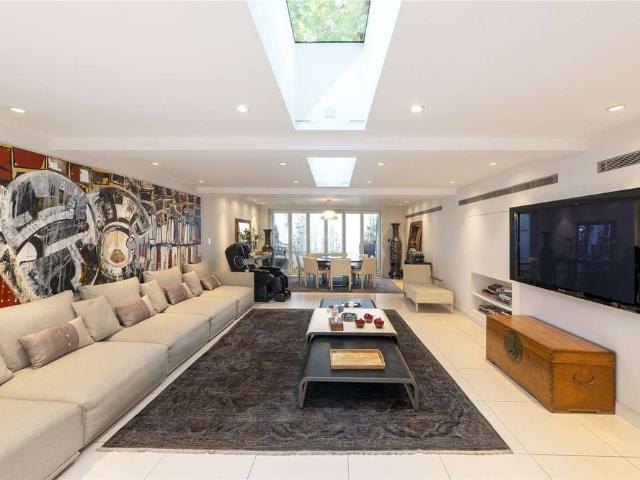 Elegant Grade II Listed Georgian Townhouse with Private Garden Access