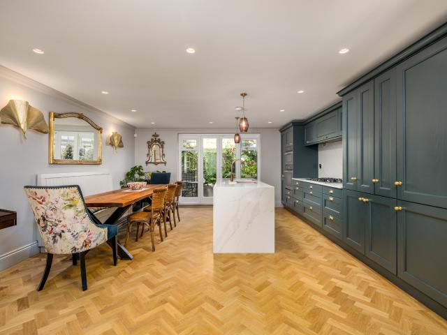 Elegant Kensington townhouse with a garden and private garage