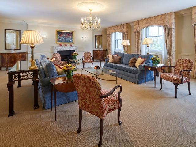 Elegant Kensington townhouse with a garden and private garage