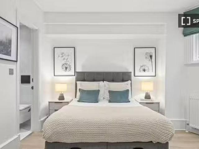 Elegant studio for rent in Earl's Court, London
