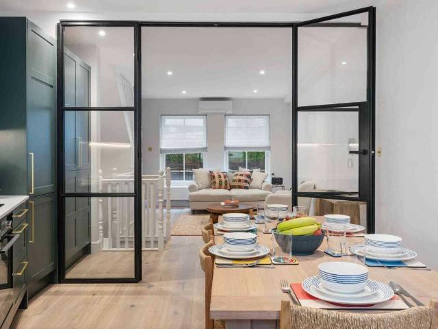 Elegant split level Kensington High St apartment with top floor terrace